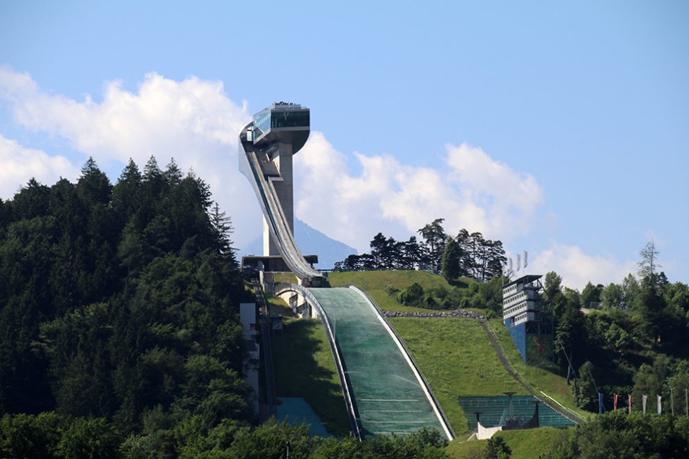 Die Skisprungschanze am Bergisel in Innsbruck im Sommer besuchen