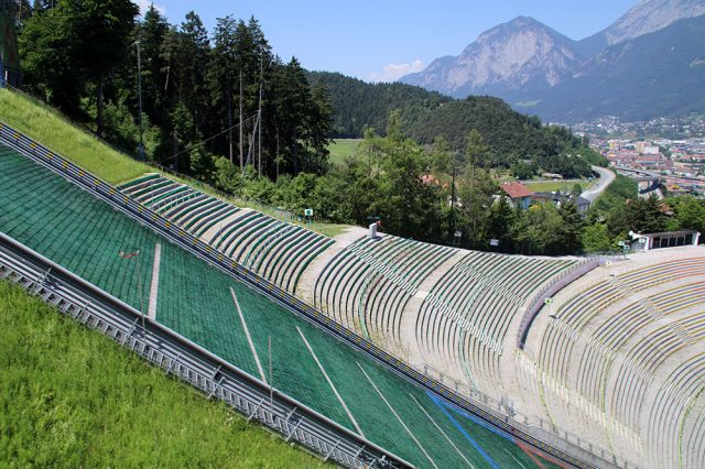 Die Skisprungschanze am Bergisel in Innsbruck im Sommer besuchen