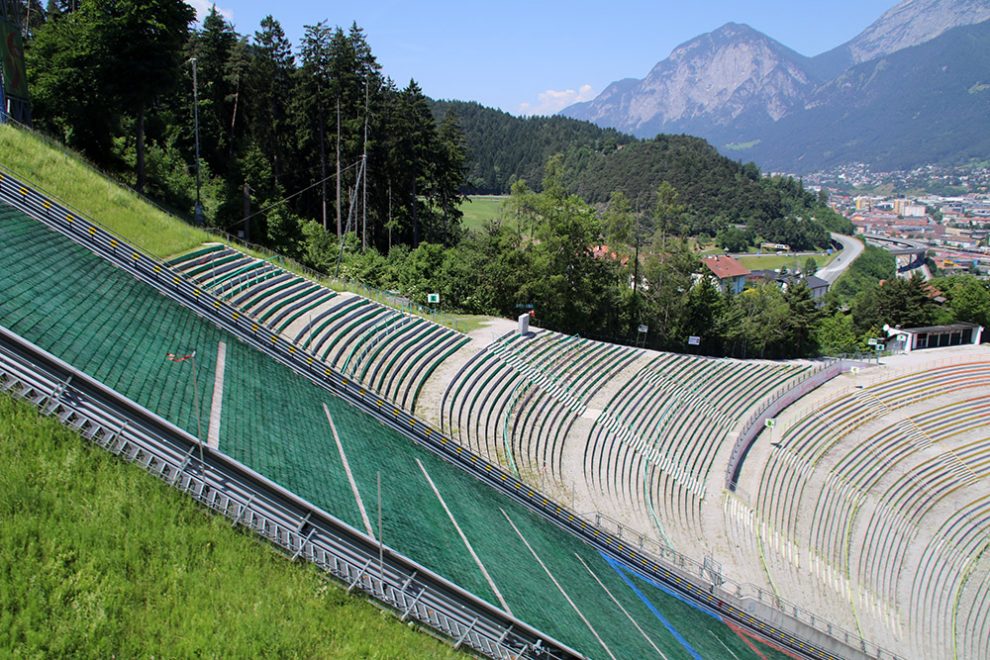 Die Skisprungschanze am Bergisel in Innsbruck im Sommer besuchen